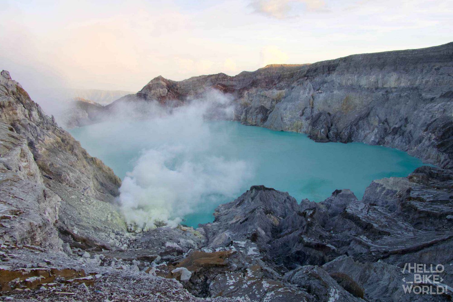 Indonésie - Volcan Ijen : le soufre et la souffrance | Hello Bike World